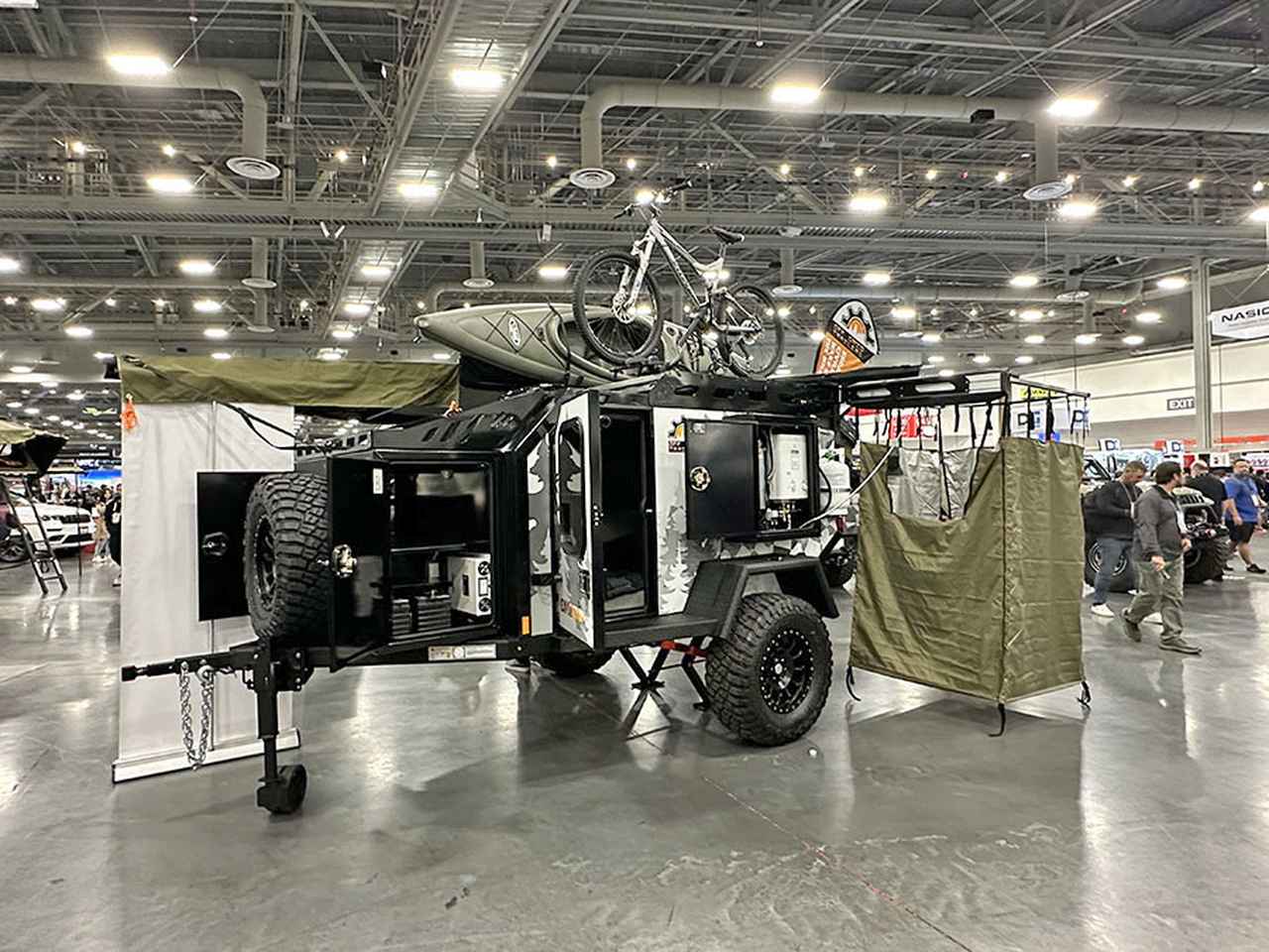 まるで小型の合体ロボ!? トレーラーの進化をアメリカで見た！コンパクトで機能満載、オーニングはバットマンのウイング化!? - SOTOBIRA