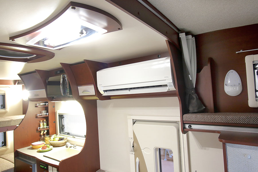 ナッツRVのロングセラーキャンピングカーが高断熱パネル採用で進化！ 常設2段ベッド装備のファミリーモデル - SOTOBIRA