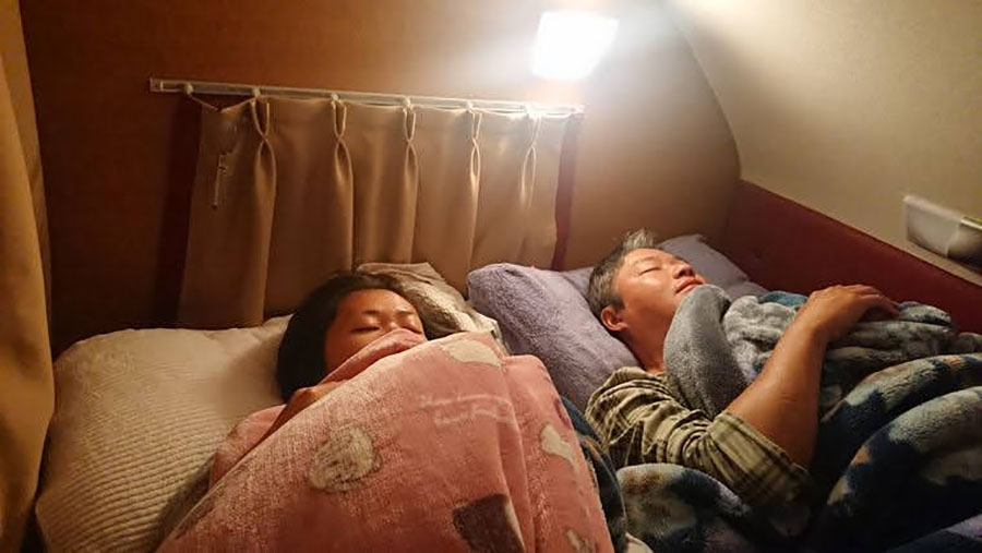 クルマ旅好きに“刺さる”車中泊グッズ！軽バン、キャブコン、SUVの車中泊好きに聞いた、三者三様のリアル愛用品 - SOTOBIRA