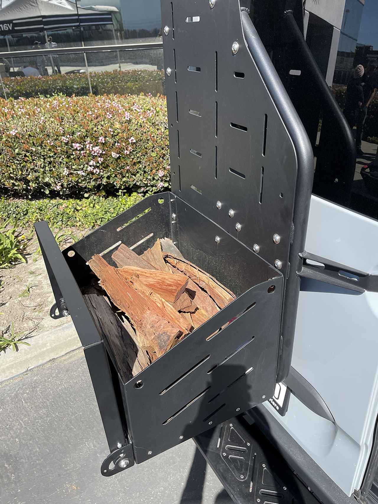 アメリカでバンライフ車のベースといえばスプリンターバン！ 現地カスタムビルダーのモデルが超快適仕様だった！ - SOTOBIRA