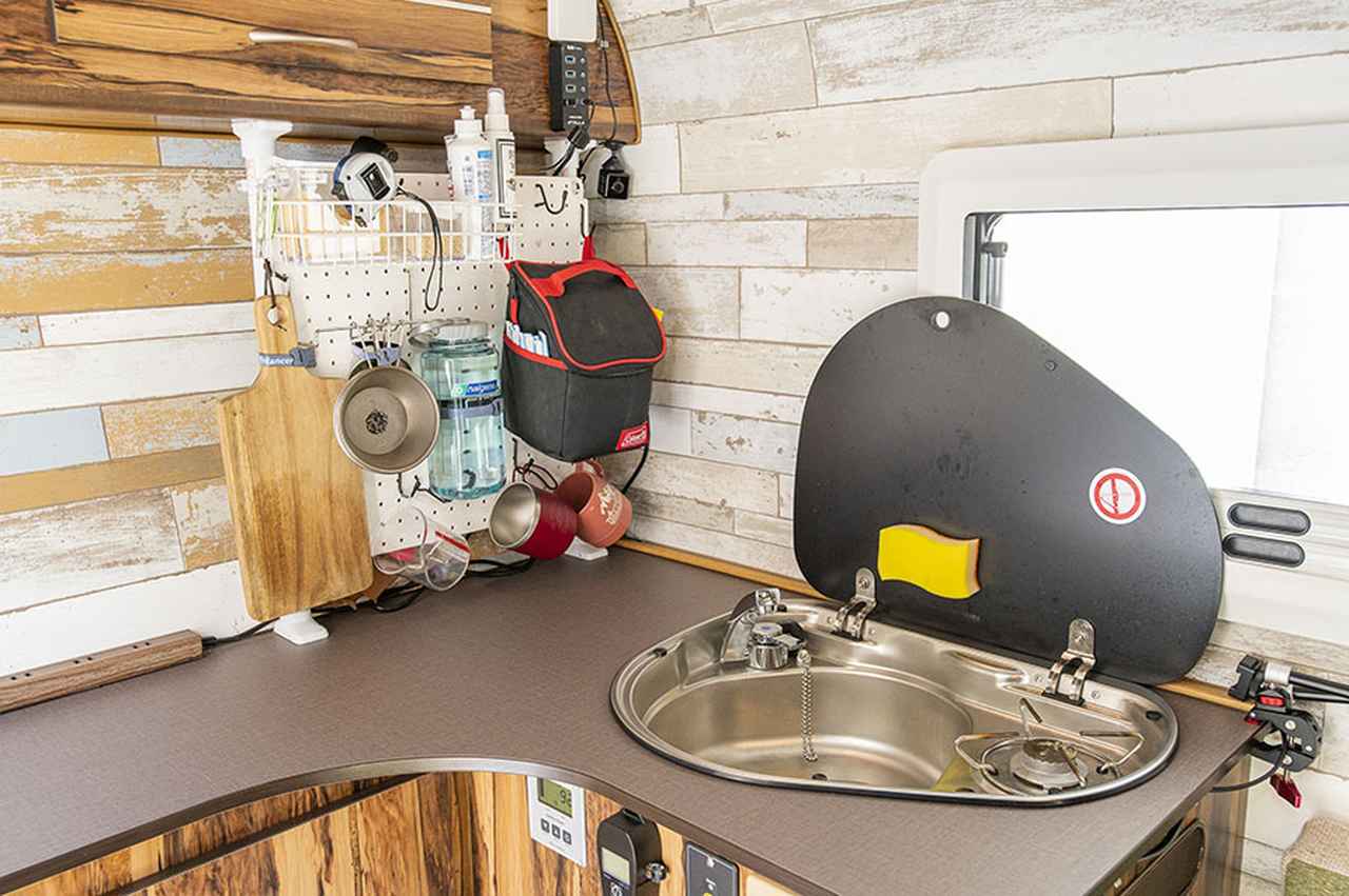 トレーラー内の家電はアレクサ連動！仕事も趣味もはかどる自宅+αの一室。この使い方、憧れる！ - SOTOBIRA