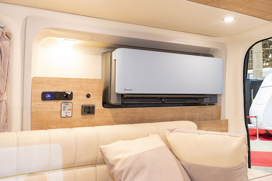 3人就寝OK！ハイエースのキャンピングカーはペット旅行が快適になる工夫がいっぱい！デザインエアコンも搭載 - SOTOBIRA