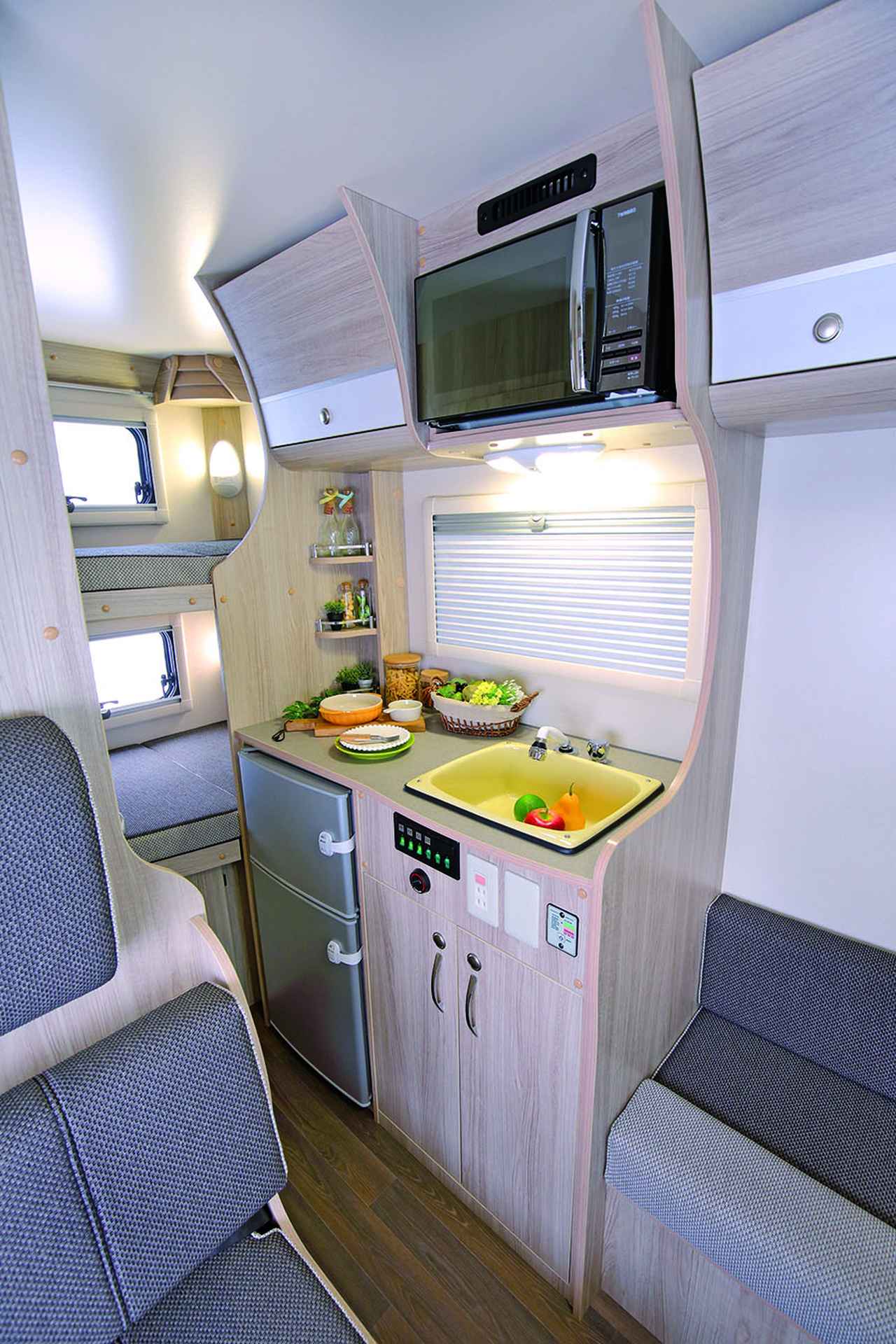 駐車場にジャストサイズ！日本の暮らしにちょうどいいキャンピングカー 6名乗車5名就寝、快適性能妥協なしの本格派 - SOTOBIRA