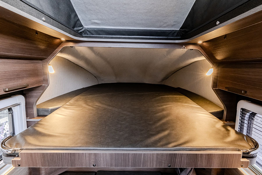 男前キャンピングカーなら迷わず「黒」 ギア感たっぷりデザインで走る大人の秘密基地を実現！ - SOTOBIRA