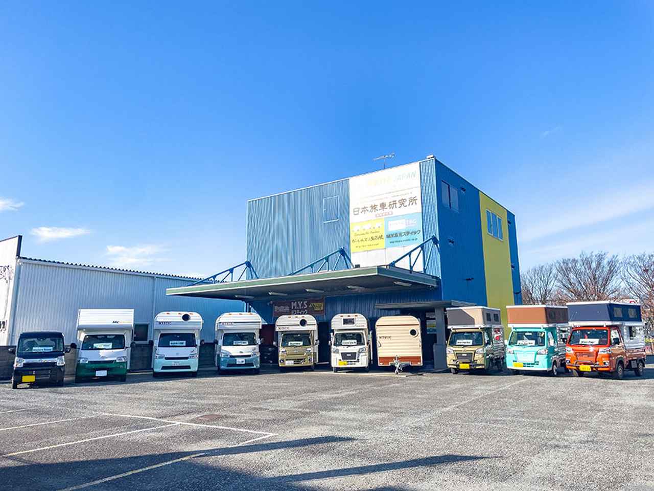 M.Y.Sミスティックから新型トラキャン2台登場！1台は水平ポップアップルーフ｜ジャパンキャンピングカーショー2024特集 - SOTOBIRA