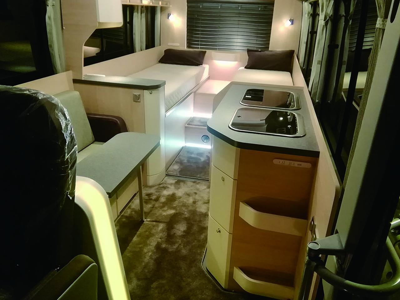 狭いなら広げる！タウンエースをハイルーフ化したキャンピングカー、ジャパンキャンピングカーショー2024でデビュー！ - SOTOBIRA