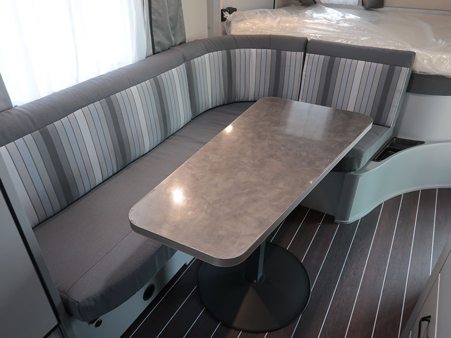 けん引免許不要のキャンピングトレーラーを6モデル展示！全長約4.5mのミニサイズも気になる！インディアナ・RVの展示車両を一挙紹介！ - SOTOBIRA