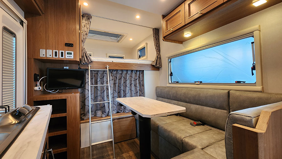 M.Y.Sミスティックから新型トラキャン2台登場！1台は水平ポップアップルーフ｜ジャパンキャンピングカーショー2024特集 - SOTOBIRA