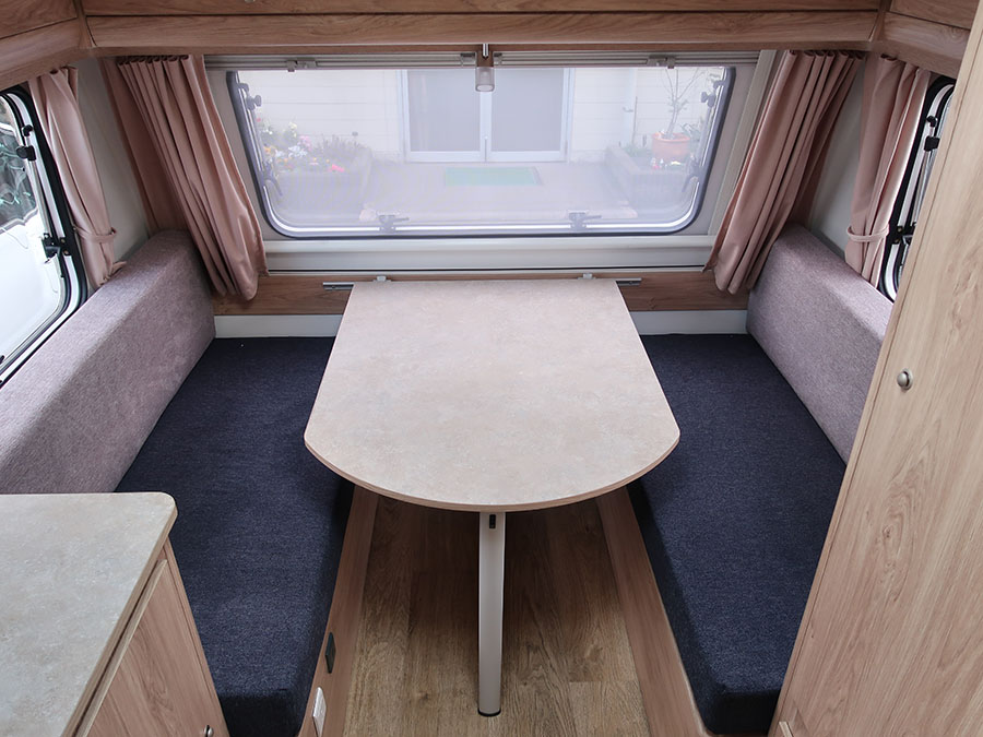 けん引免許不要のキャンピングトレーラーを6モデル展示！全長約4.5mのミニサイズも気になる！インディアナ・RVの展示車両を一挙紹介！ - SOTOBIRA