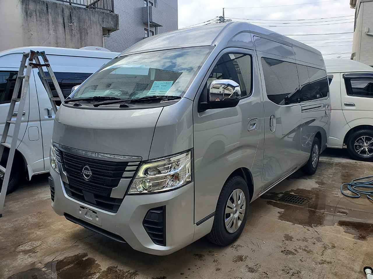 バンコンなのに車内で「立ってシャワーが使える」だと…!? 2024年新作キャンピングカーこの一台に注目！ - SOTOBIRA