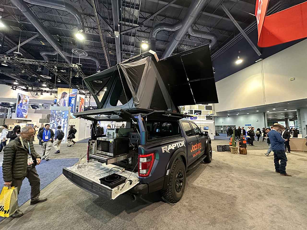 CES 2024レポート② ワイルドすぎる電気自動車にルーフテント付きソーラーパネルも車中泊的に注目！ - SOTOBIRA