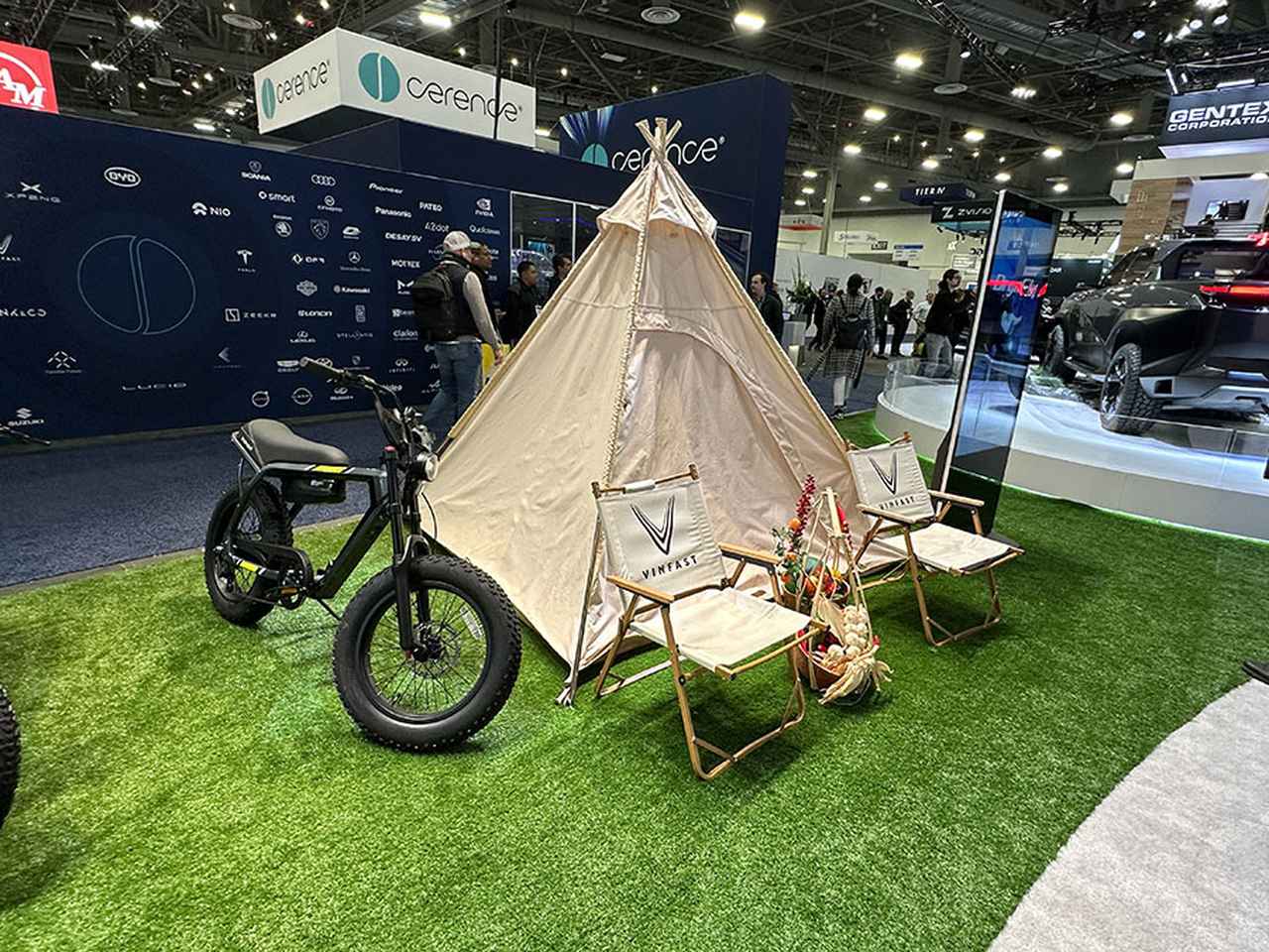 CES 2024レポート③ 働くクルマもハイテク進化中！ ベトナム発のEVメーカーも注目 - SOTOBIRA