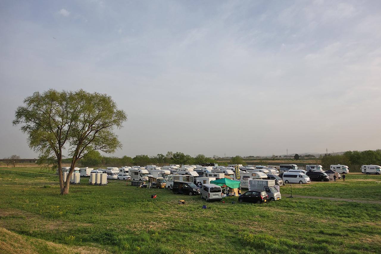 花火大会をキャンピングカーや車中泊で楽しむ！ 日本最大級の花火大会にキャンピングカー村が出現【イベントレポート】 - SOTOBIRA