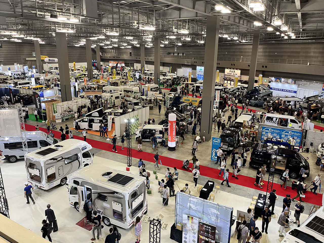 キャブコンの車内、ボタンひとつで50cm広がります！ スライドアウト搭載のダイレクトカーズ社キャンピングカーに夢も広がる！ - SOTOBIRA