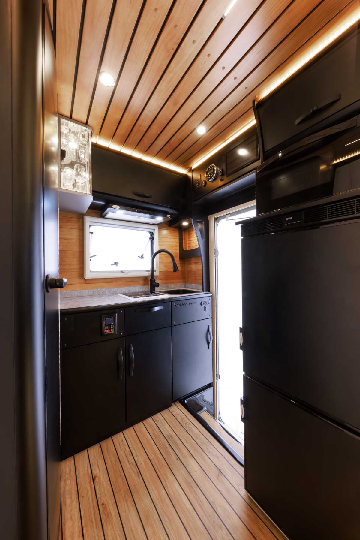 キャブコンの車内、ボタンひとつで50cm広がります！ スライドアウト搭載のダイレクトカーズ社キャンピングカーに夢も広がる！ - SOTOBIRA