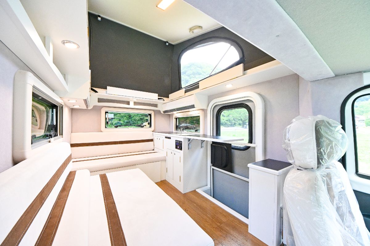 “初めてのキャンピングカー”におすすめ！ディーラーで買える341万円～の軽キャブコン。4人就寝OK！ - SOTOBIRA