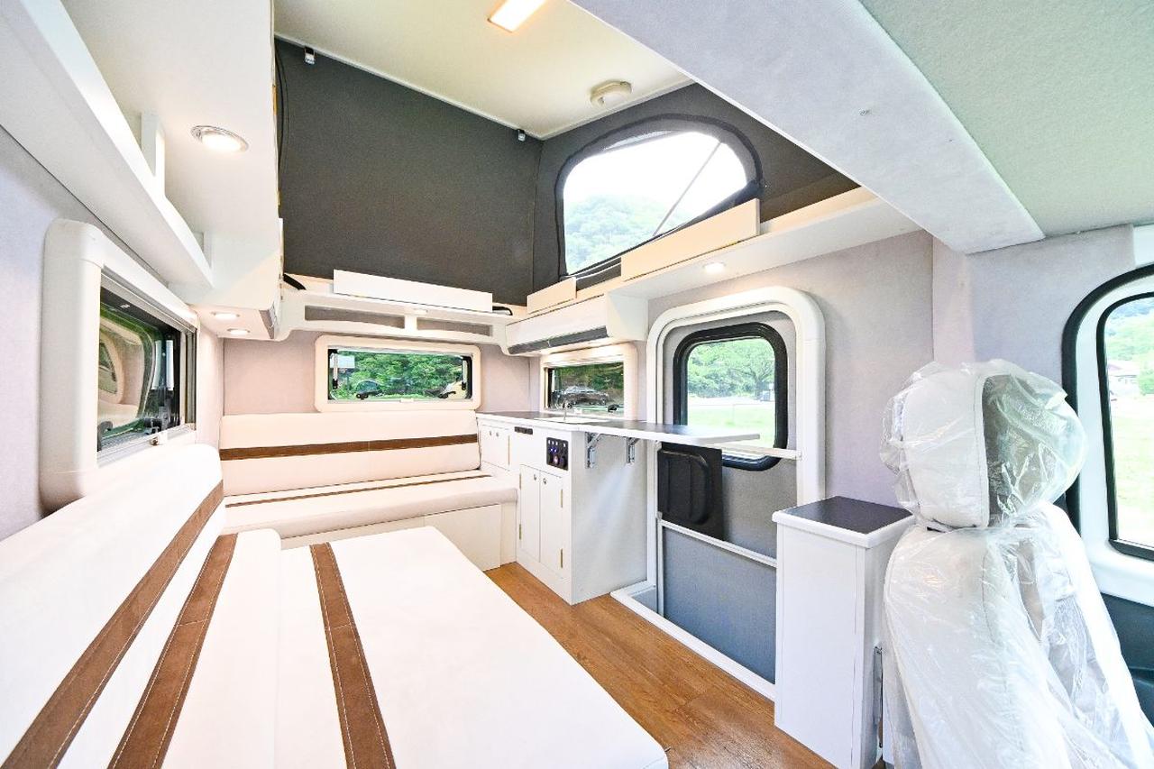 “初めてのキャンピングカー”におすすめ！ディーラーで買える341万円～の軽キャブコン。4人就寝OK！ - SOTOBIRA