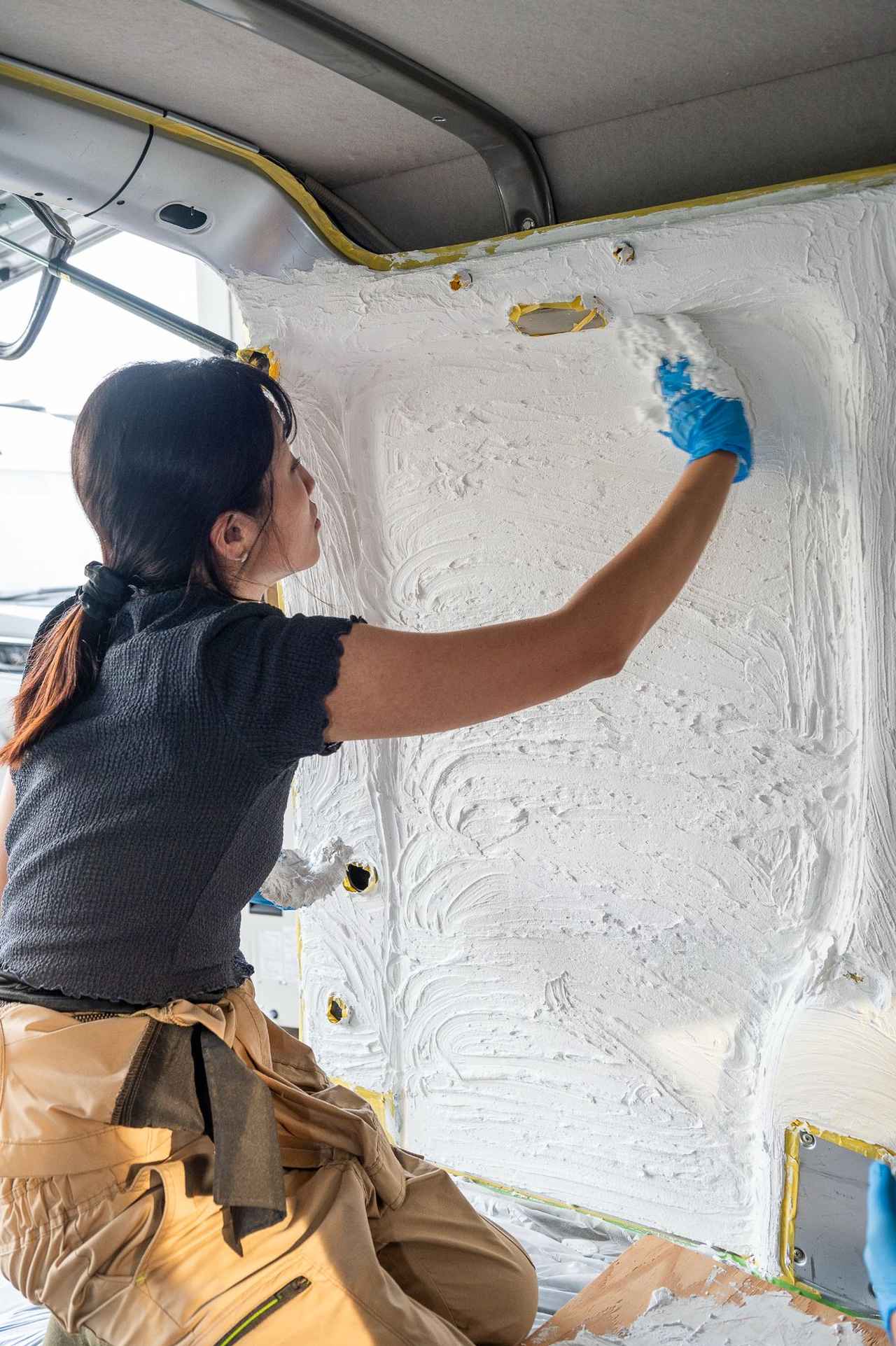 【車中泊DIY講座⑥-1】「モルモル」で理想の漆喰風空間に近づく大改造！ - SOTOBIRA