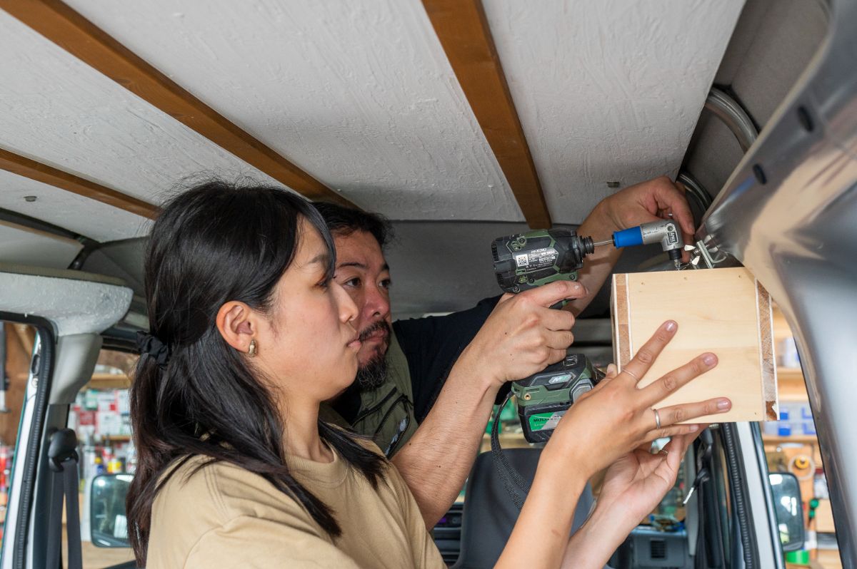 【車中泊DIY講座⑥-2】軽バンの車内激変！漆喰風塗装とおしゃれ小物で理想のクルマに大改造 - SOTOBIRA