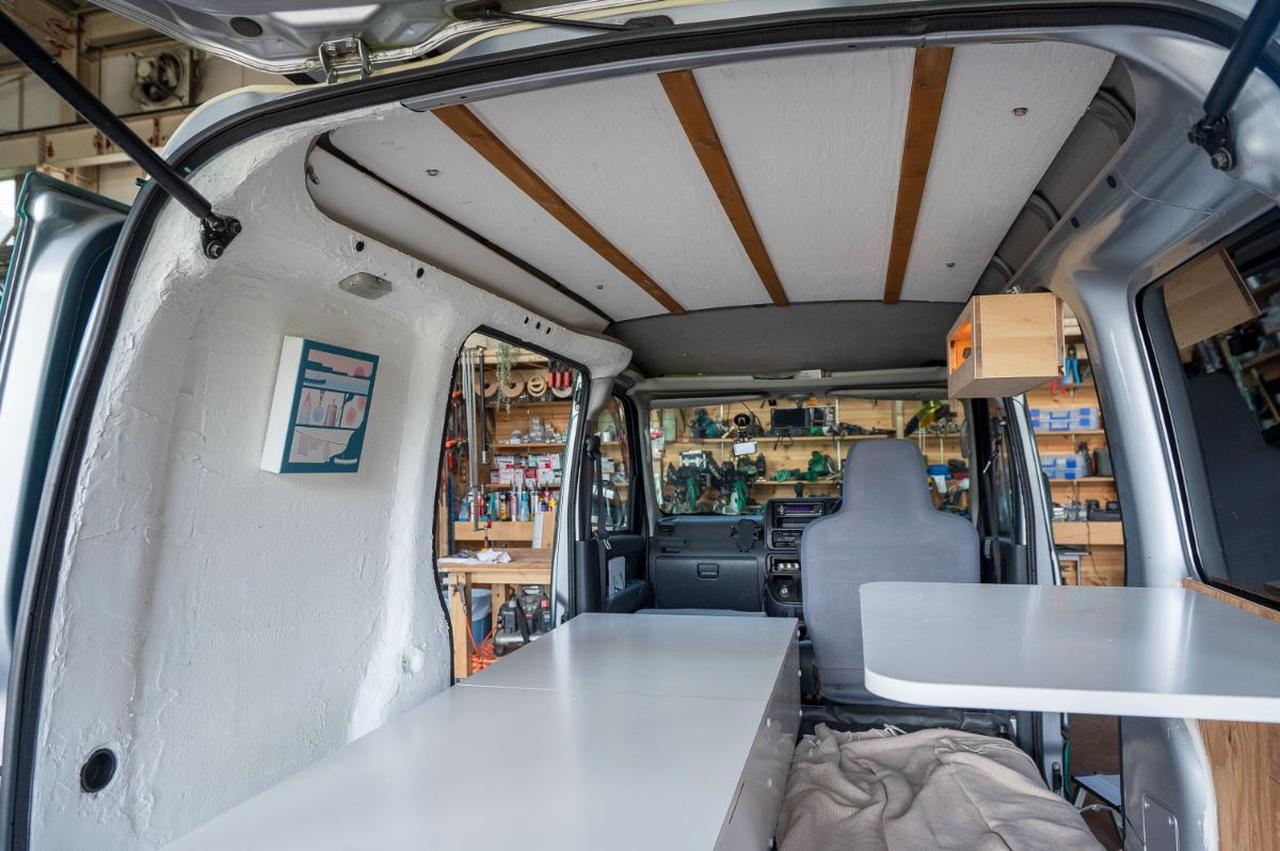 【車中泊DIY講座⑥-2】軽バンの車内激変！漆喰風塗装とおしゃれ小物で理想のクルマに大改造 - SOTOBIRA