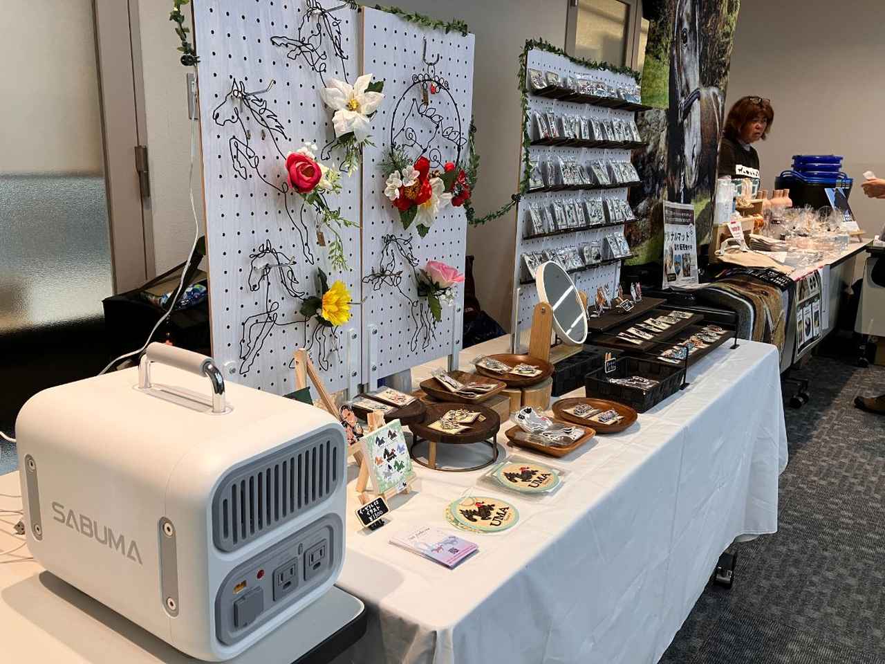 SABUMA「ポータブル電源S600」使用レビュー プラバン作家がイベント会場での実演販売に挑戦！ - SOTOBIRA