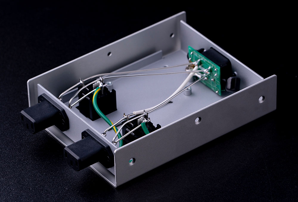 光城精工の、電源タップ「Crystal C2P2」「Crystal 2P2」。アナログ用、デジタル用に電源ラインを分離する、ユニークな機能を ...