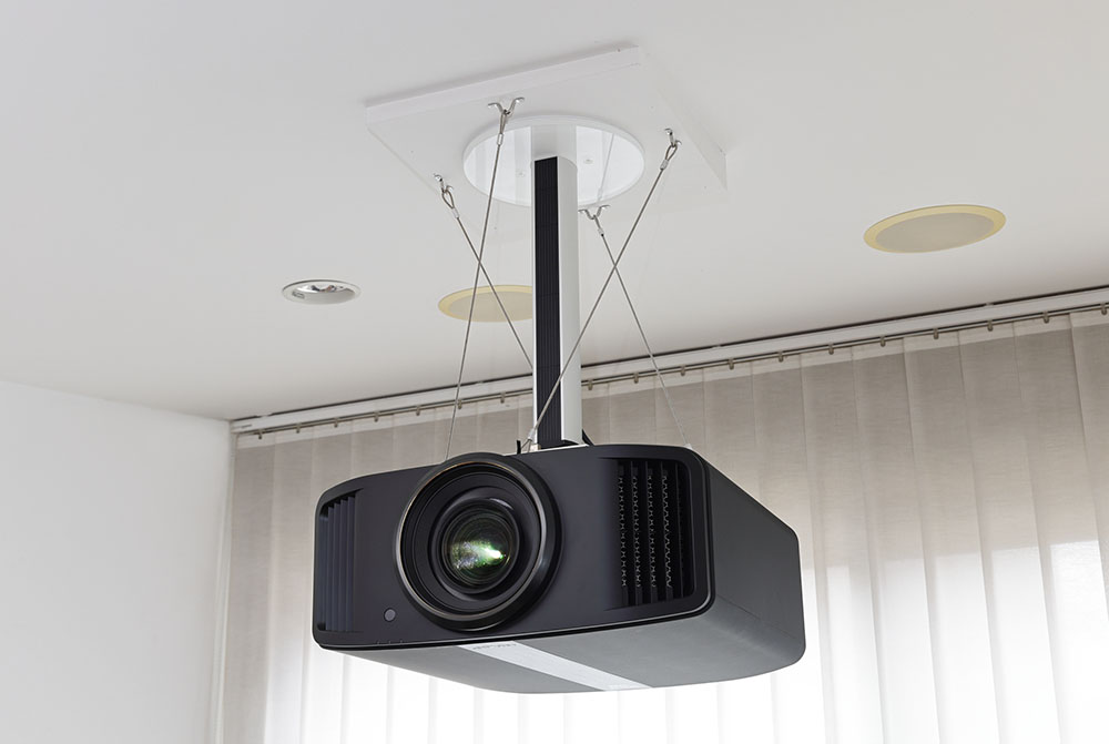 “DLA-V90Rをリビングシアターで使いこなせ！ 110インチ大画面に没入するための調整テクニックを公開” ビクター、D-ILA ...