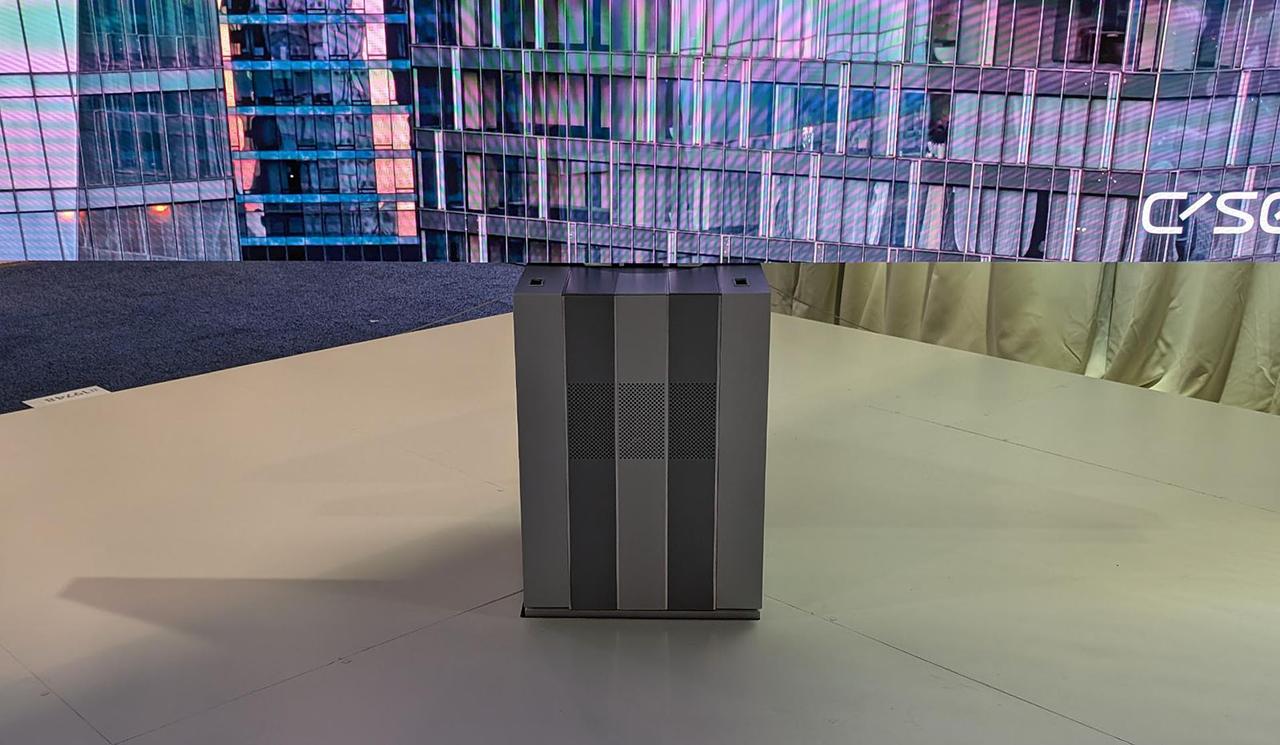 【麻倉怜士のCES2024レポート02】折り畳み式LEDディスプレイ、遂に登場！ ウィーンの大型ディスプレイメーカーCSEEDが、137インチモデルを展示 - Stereo Sound ONLINE