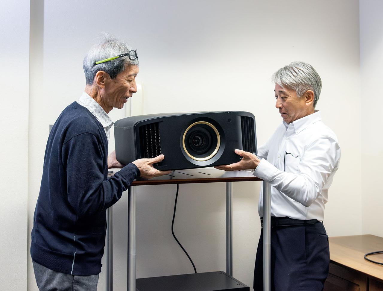ビクター「DLA-V80R」プロジェクターで、150インチスクリーンに最高の映像を再現する。ところで投写距離は足りるかな？【片山右京さんの ...