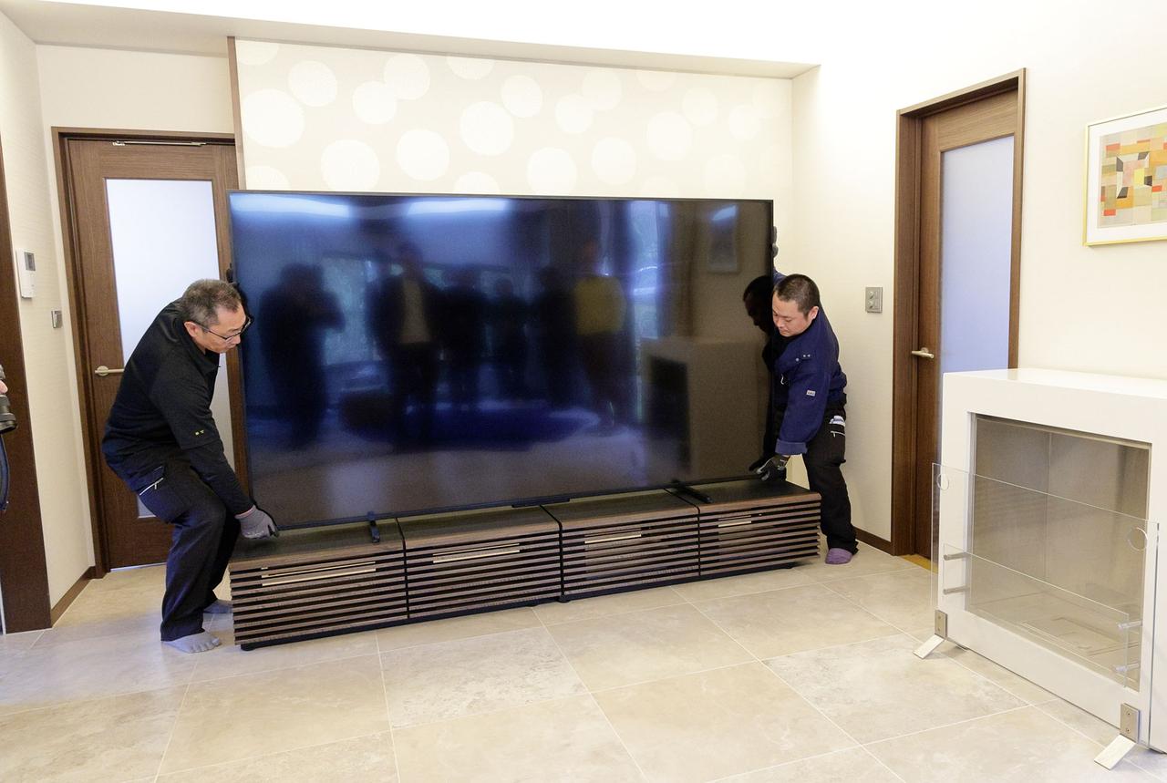 画質、迫力、楽しさ、すべてが桁違い！ リビングでレグザ「100Z970M」を味わい尽くす【第一回：搬入編】「わが家に100 V直視型がやってきた！ さてどうやってセットする ...