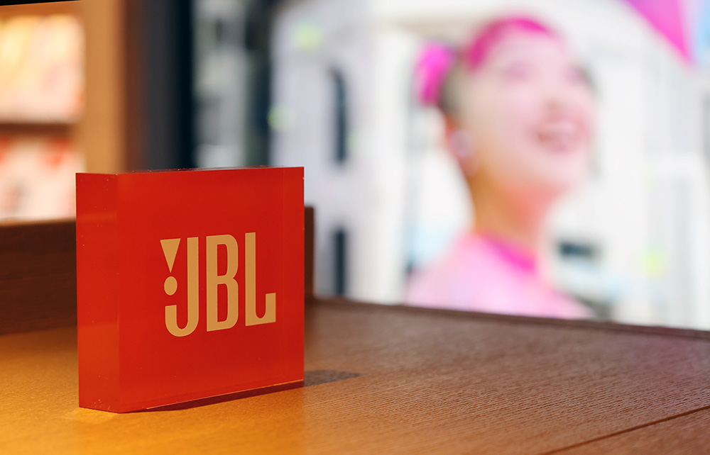 JBL初のLDACコーデック対応の完全ワイヤレスイヤホン「JBL LIVE BEAM 3」を発表。振動板に新素材を採用し、低音だけでなく高音 ...