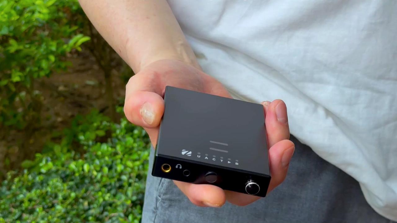 Raytheon製の直熱小型5極管「JAN6418」を2基採用した『ZuperDAC Ultra』は、真空管の温かみとエネルギーを音に与えて ...