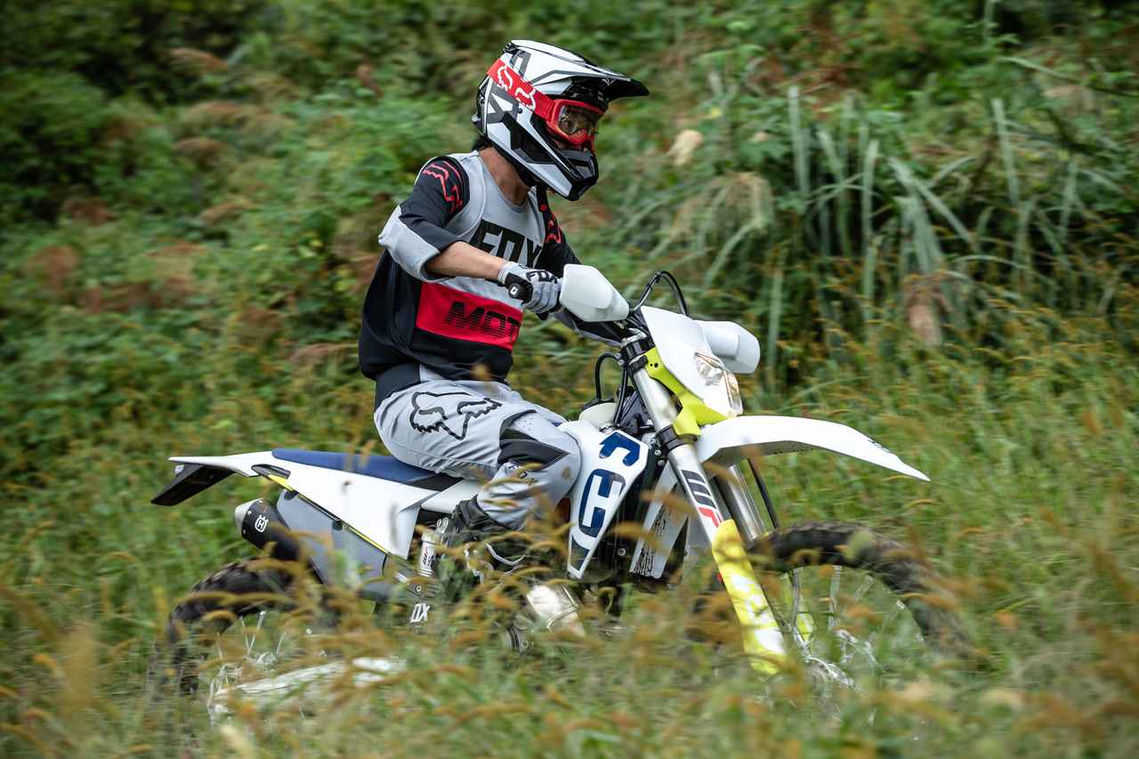 公道OKなFOX新V1ヘルメットが、びっくりするほど軽かった件 (3/3) - Off1.jp（オフワン・ドット・ジェイピー）