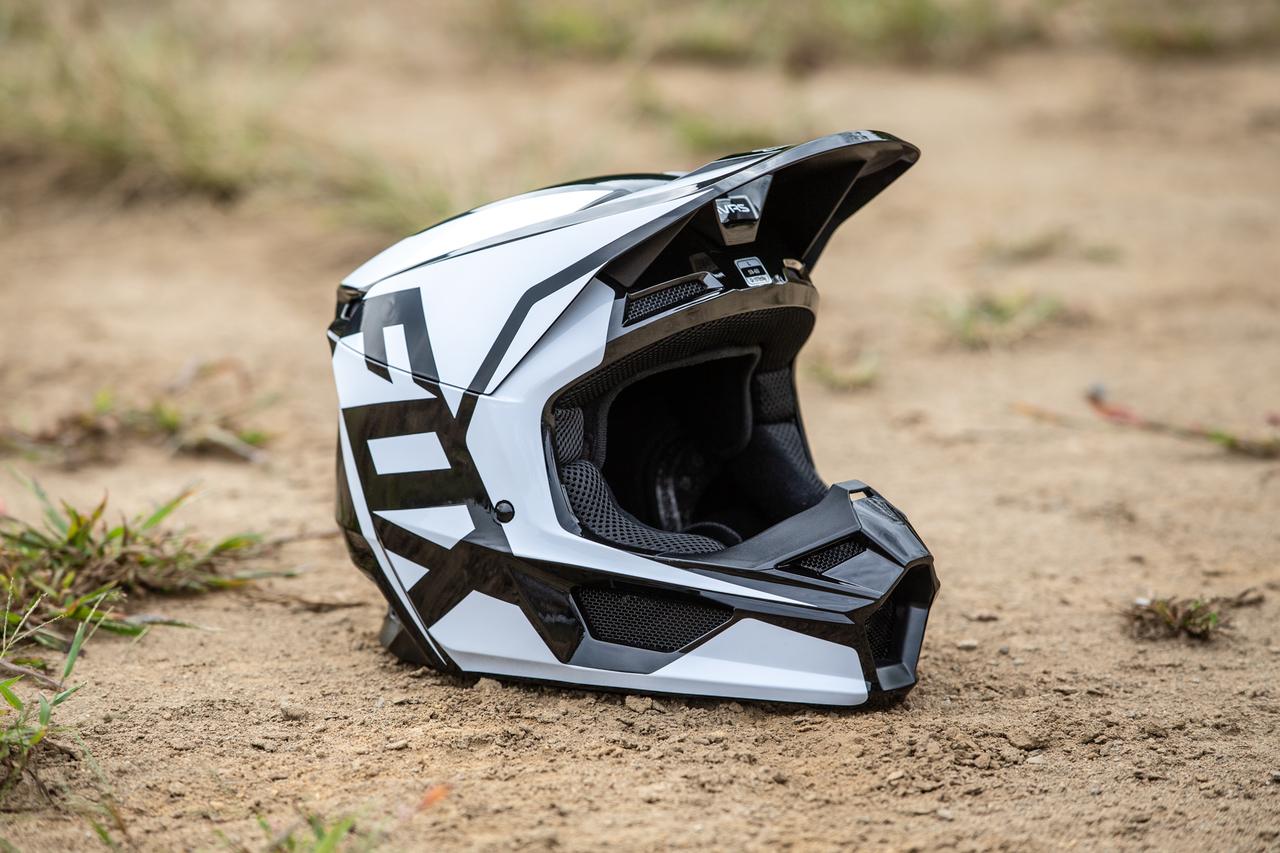 公道OKなFOX新V1ヘルメットが、びっくりするほど軽かった件 (1/3) - Off1.jp（オフワン・ドット・ジェイピー）