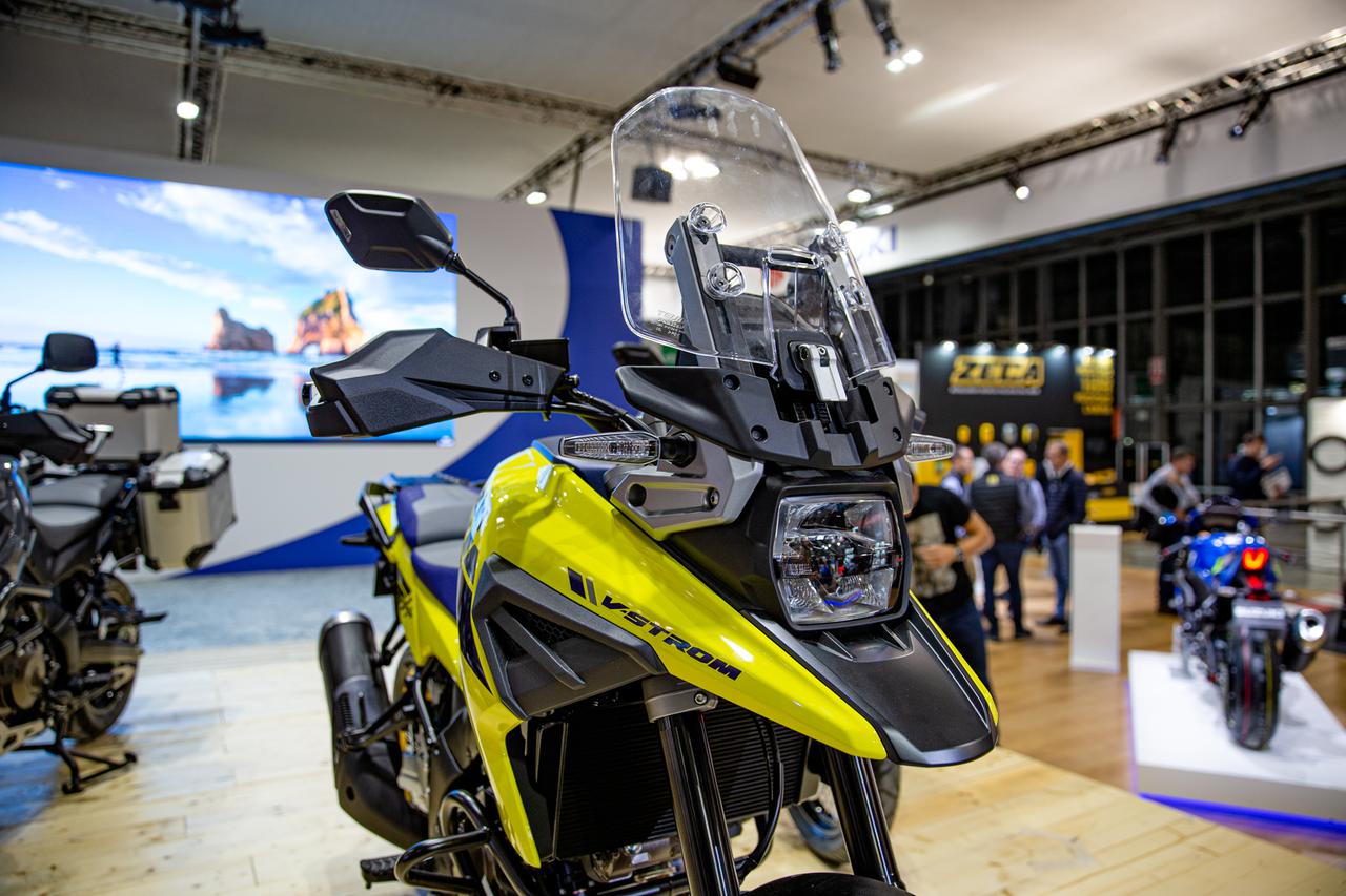 怒濤EICMA・往年のDR.BIGテイストな、新しい怪鳥Vストローム1050がお目見え (1/5) - Off1.jp（オフワン・ドット・ジェイピー）