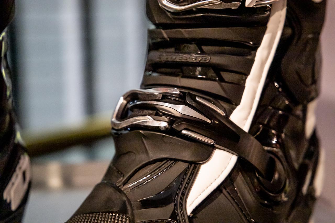 より軽くしなやかに…Tech10がモデルチェンジでさらなる進化 (1/2) - Off1.jp（オフワン・ドット・ジェイピー）