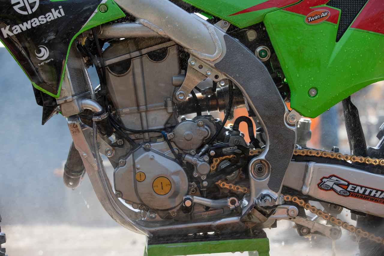 KX450SRプロトタイプを深掘り。基本骨格変えず、エンジンと吸気系をアップデートか (3/4) - Off1.jp（オフワン・ドット・ジェイピー）
