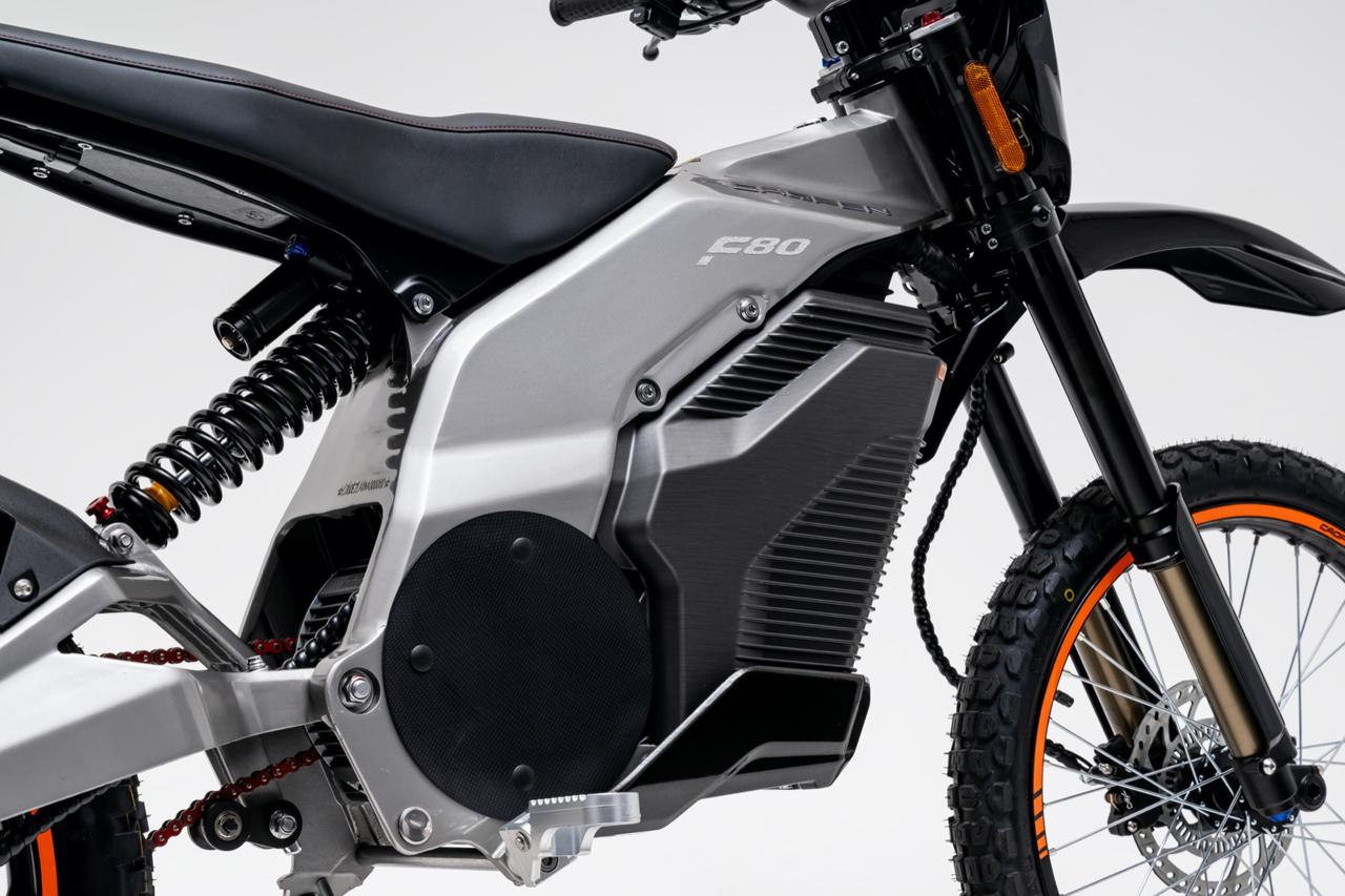 日本初上陸。公道も走れる中国産電動バイク「CAOFEN F80」インプレッション - Off1.jp（オフワン・ドット・ジェイピー）