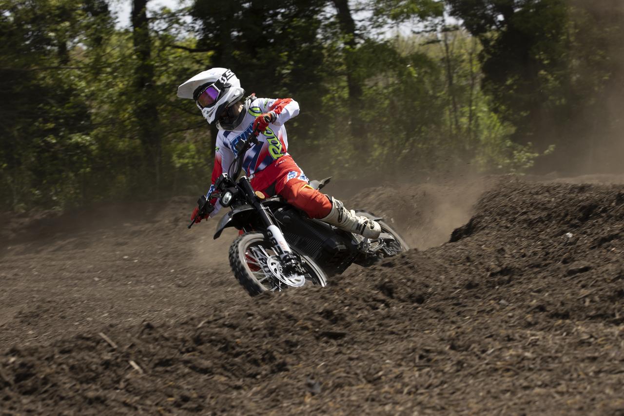 スムーズな加速と走破性の高さが魅力。中国製電動バイク「CAOFEN F80」試乗インプレッション - Off1.jp（オフワン・ドット・ジェイピー）