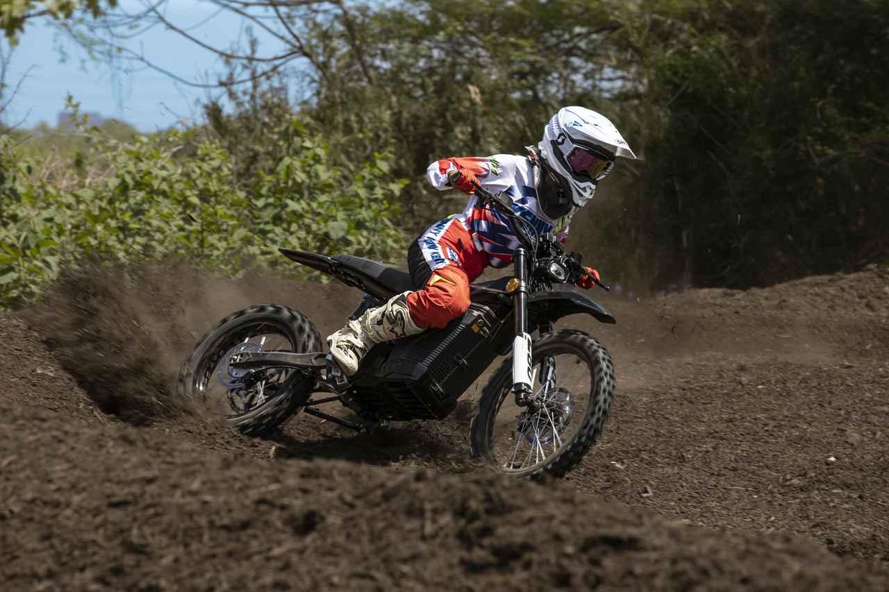 スムーズな加速と走破性の高さが魅力。中国製電動バイク「CAOFEN F80」試乗インプレッション - Off1.jp（オフワン・ドット・ジェイピー）