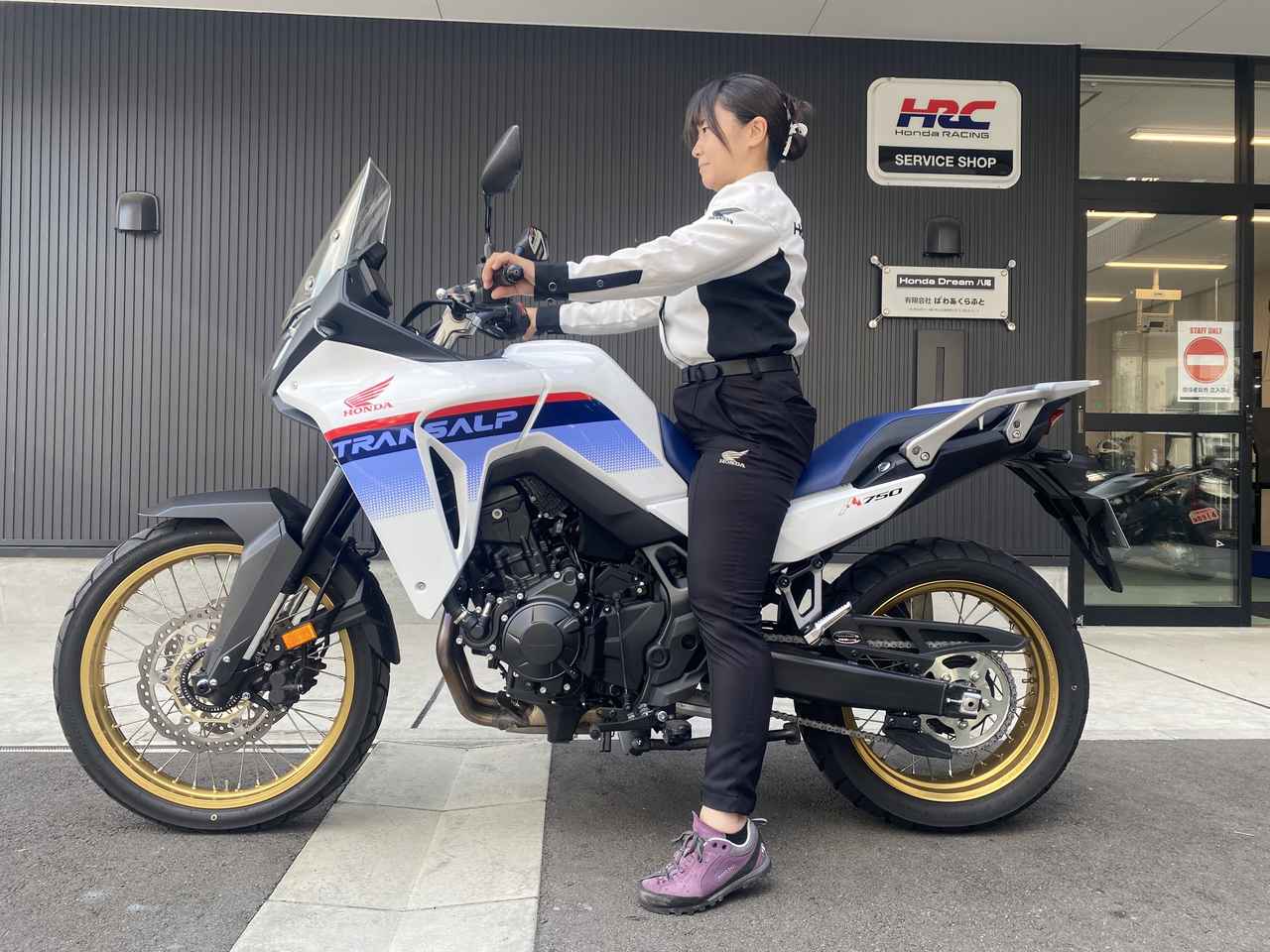 XL750トランザルプ向け、STDと同じ配色の-30mmローシート - Off1.jp（オフワン・ドット・ジェイピー）