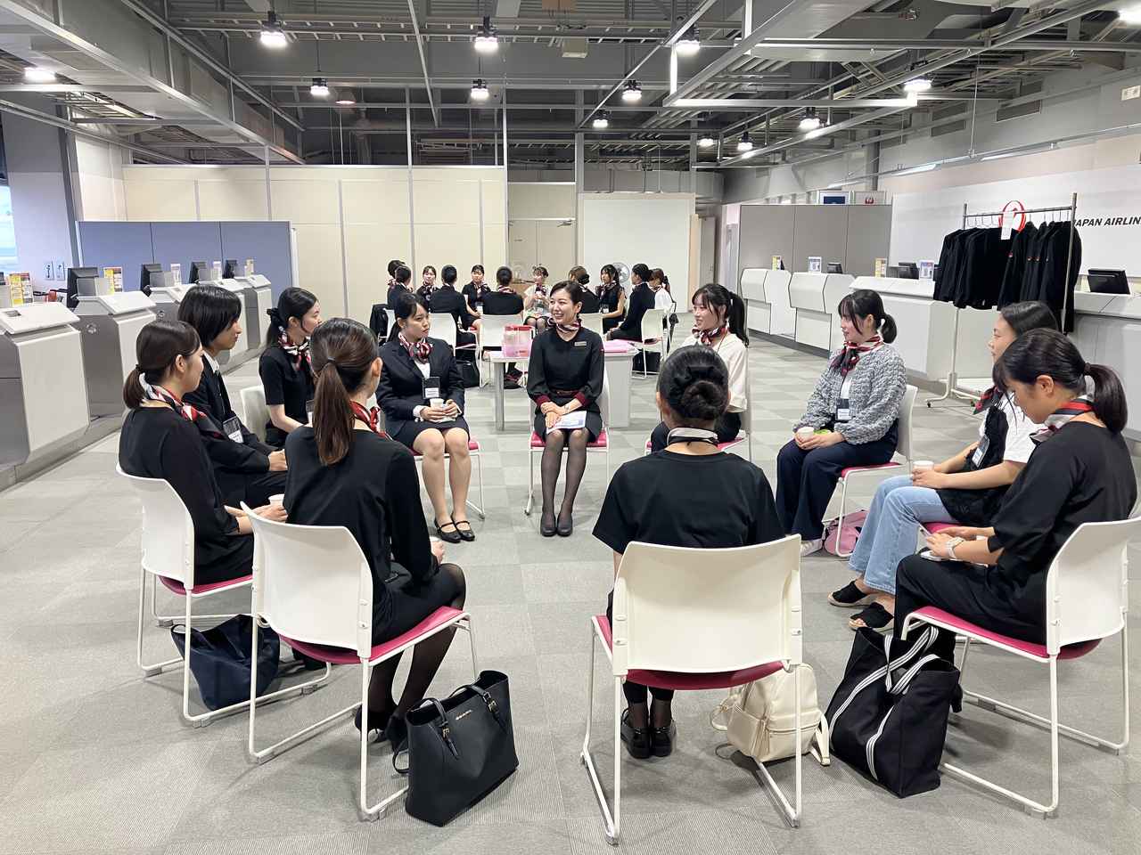 JAL客室乗務員が語る！訓練施設での「JAL CA体験プログラム」であなたの一日を特別に - OnTrip JAL