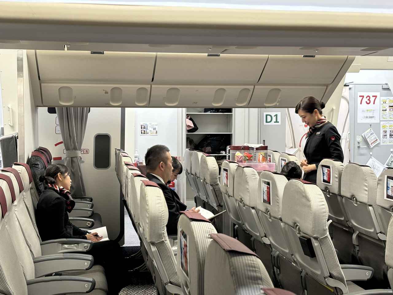 JAL客室乗務員が語る！訓練施設での「JAL CA体験プログラム」であなたの一日を特別に - OnTrip JAL
