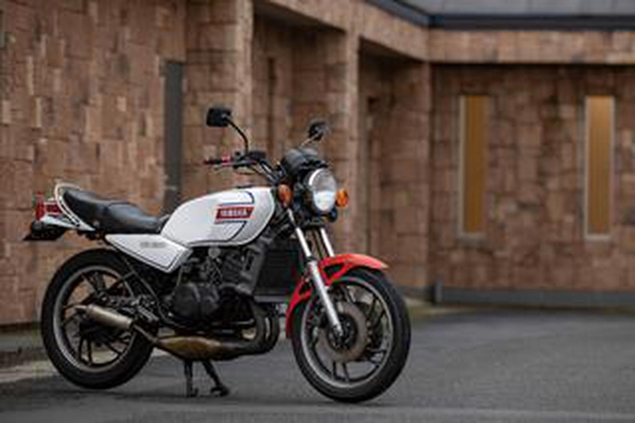 ヤマハ「RZ250」が生んだもの|1980年代のレーサーレプリカ・ブームとは?【バイクの歴史】 - 株式会社モーターマガジン社