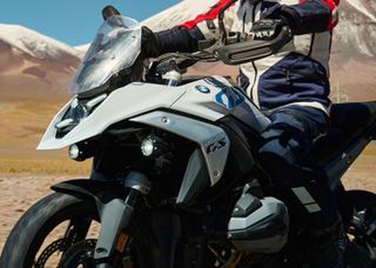 BMW「R1300GS」解説|アドベンチャーバイク界の王様が大胆モデルチェンジ! 排気量アップ、最先端の電子制御装備を搭載 - 株式会社モーターマガジン社