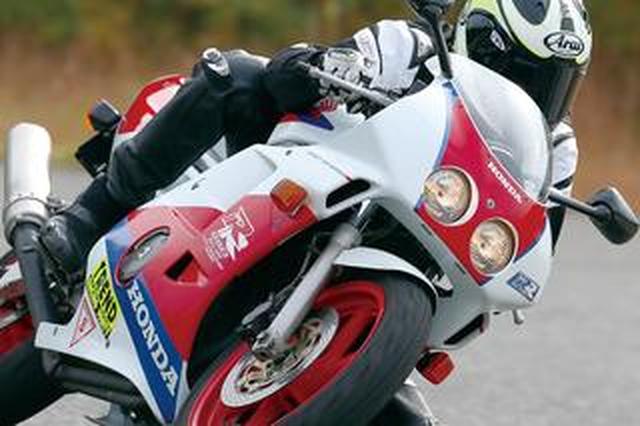 ホンダ「CBR250RR」1990年|250cc初のダブルアールは超高回転型4気筒エンジンを搭載【絶版名車解説】 - 株式会社モーターマガジン社