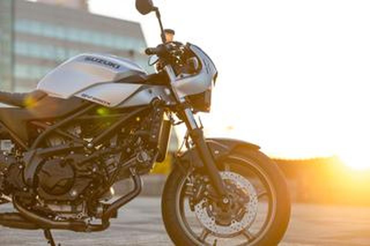 オシャレなミドルネイキッド『SV650X』はハードなセパハンでも街中は意外と快適?【20代バイクインプレ修行中/SV650 1街乗り編】 - 株式会社モーターマガジン社