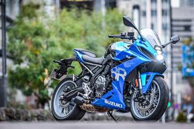 新型『GSX-8R』の個人的予想が大外れ? セパハン&フルカウルスポーツだけどちょっと”謎”というか何というか......【SUZUKI GSX-8R 試乗インプレ・レビュー 前編 ...