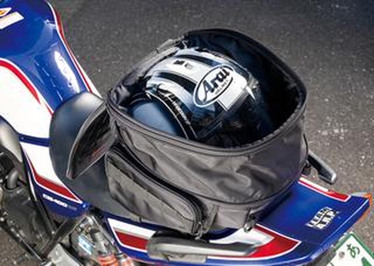 ヘンリービギンズ「シートバッグ DH-731」使用レビュー|ヘルメットも収納可能! 拡張機能搭載、使い勝手のいいサイズ感 - 株式会社モーターマガジン社