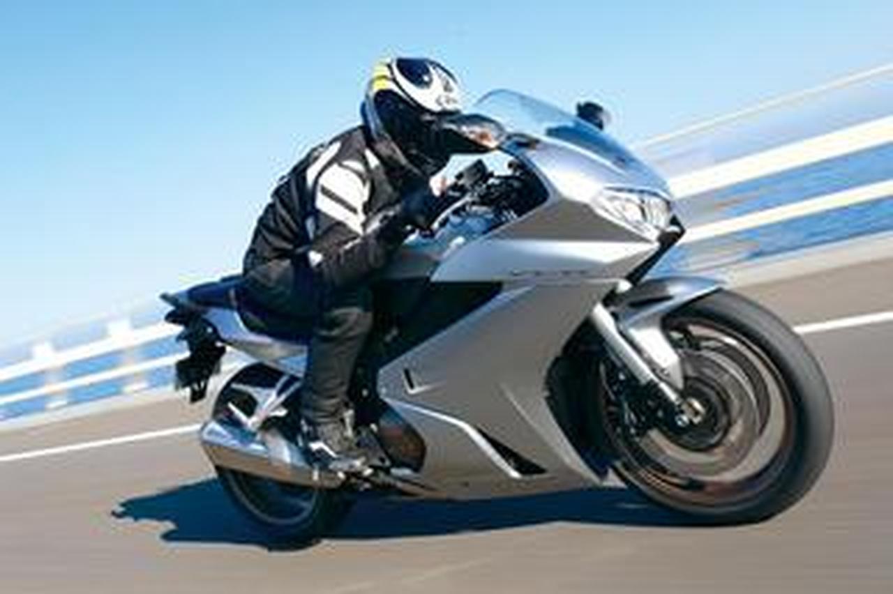 個性際立つV4スポーツ『VFR800F』の魅力は豪快なスポーツ性能とツアラーらしい快適性にあり!【チョイフル!中古バイク選びの参考書/HONDA VFR800F(2017)】 - 株式会社 ...